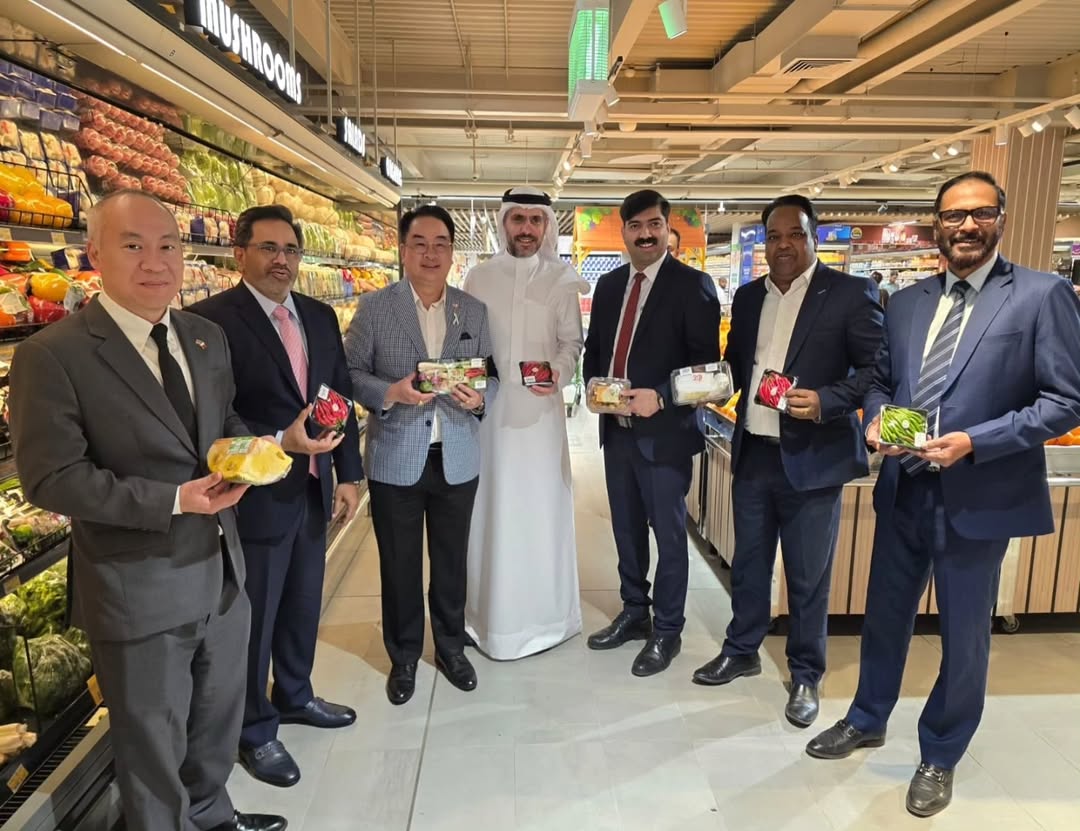 Thai Ambassador Visits LuLu as Thailand Delivers 14-Ton Fresh Food ...